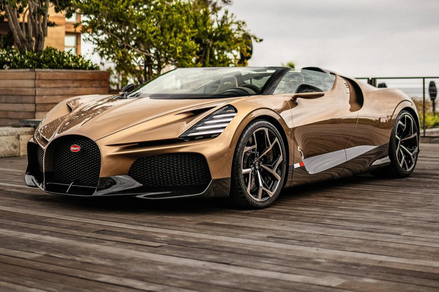 Bugatti W16 Mistral (Doré) 1:18 MR Collection BUG015D